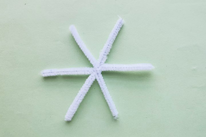 Easy Pipe Cleaner Snowflakes: Cute Ornaments!