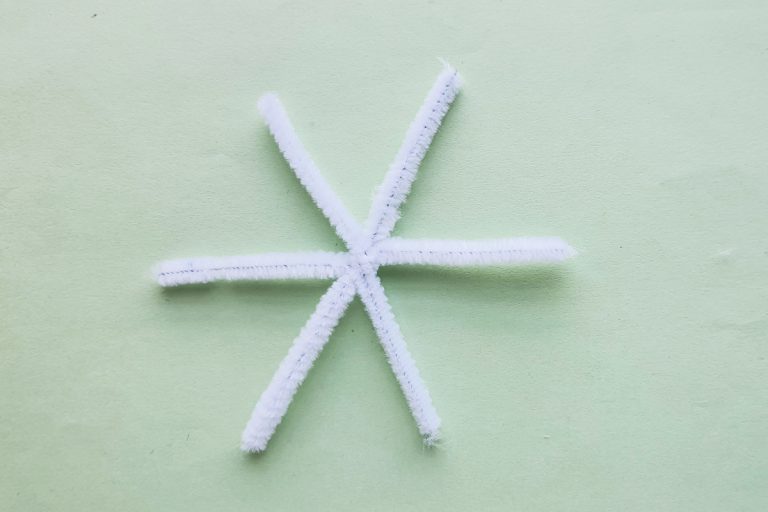 Easy Pipe Cleaner Snowflakes: Cute Ornaments!