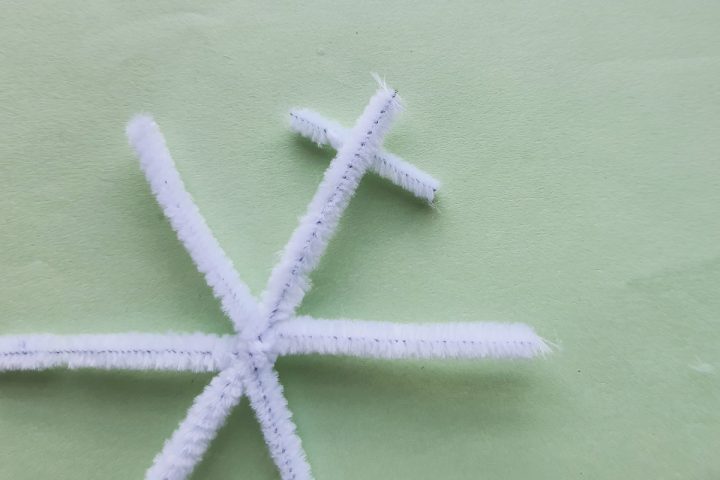 Easy Pipe Cleaner Snowflakes: Cute Ornaments!