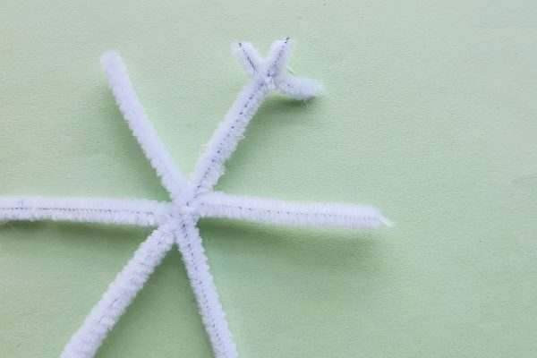 Easy Pipe Cleaner Snowflakes: Cute Ornaments!