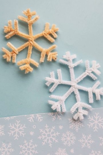 Easy Pipe Cleaner Snowflakes: Cute Ornaments!